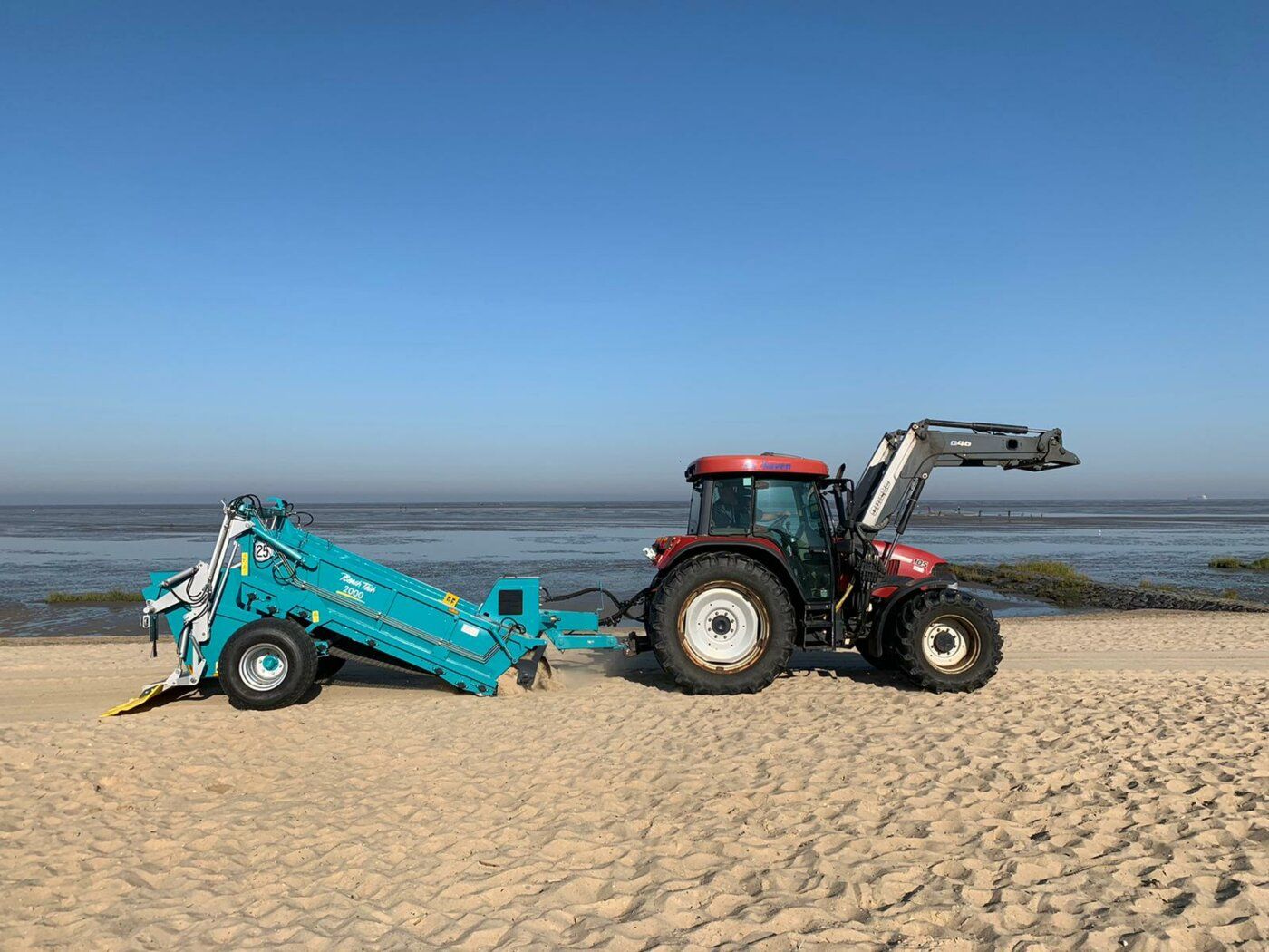 BeachTech 2000: Agile and efficient beach cleaner
